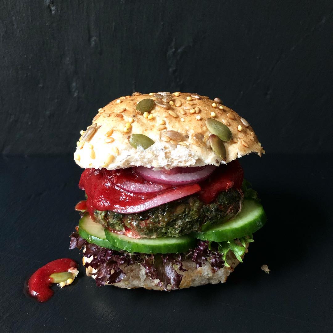 Chicken and Spinach Burgers with Beetroot Ketchup Recipe | Monchef